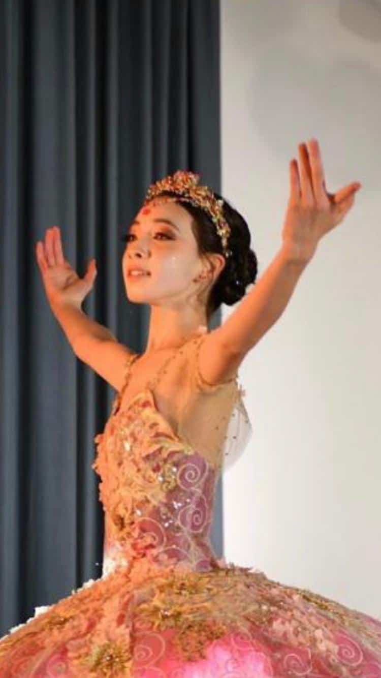 Blue Dancer, Green Dancer