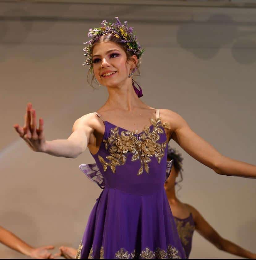 Blue Dancer, Green Dancer