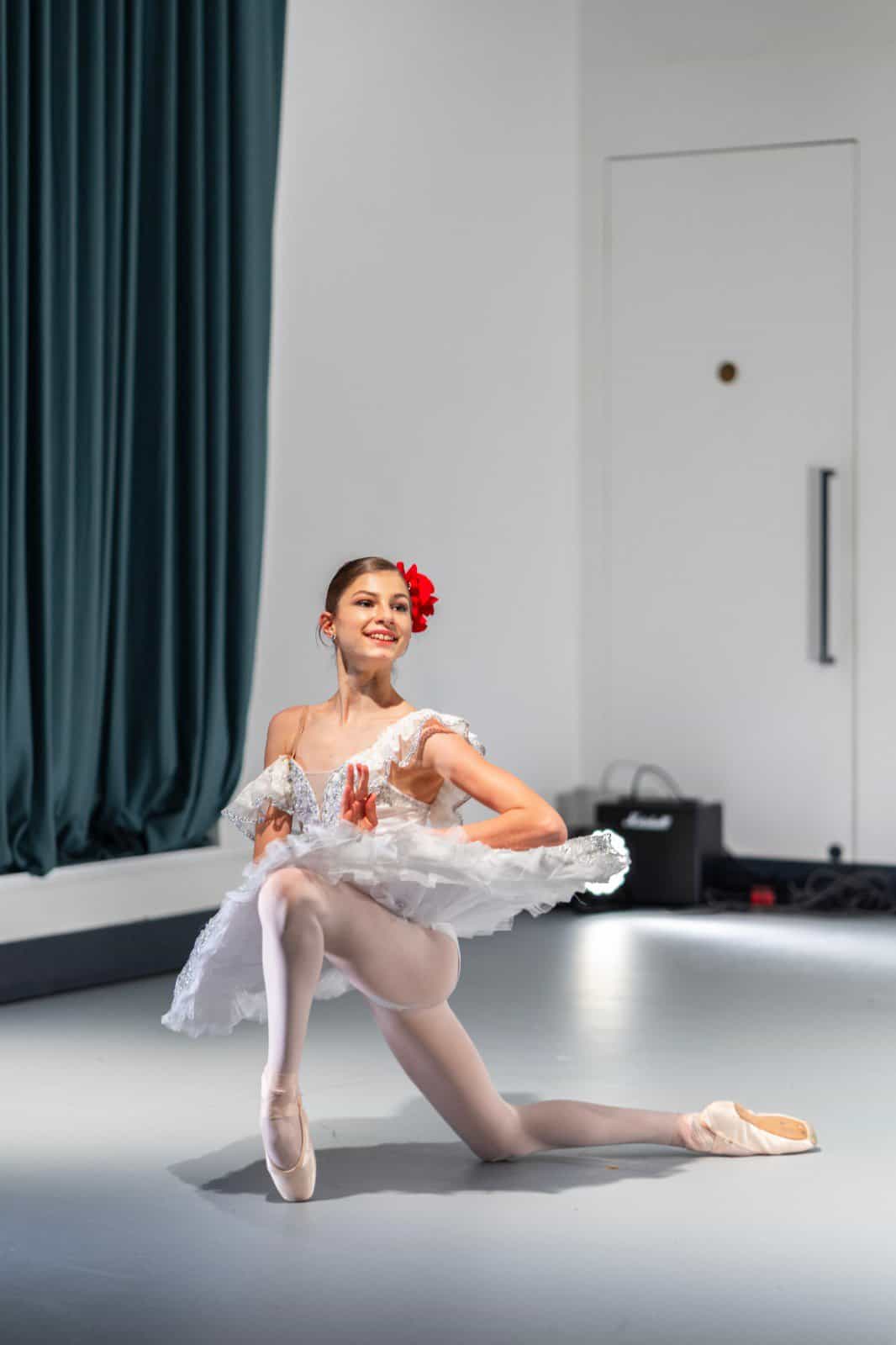 Blue Dancer, Green Dancer